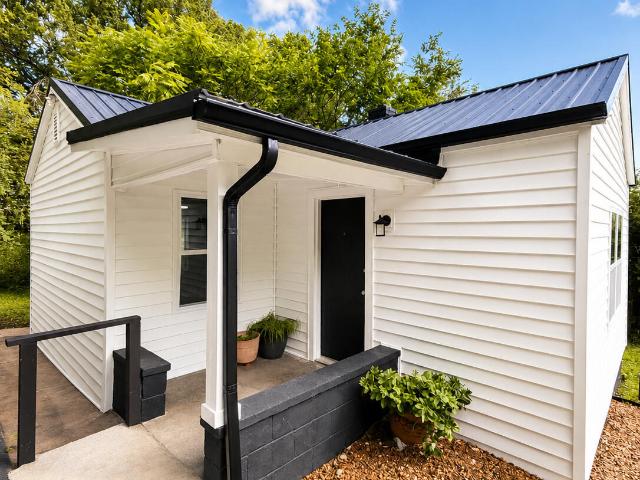 3042 Woodbine Ave