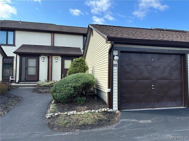 304 Charlesgate Cir, Amherst, NY 14051