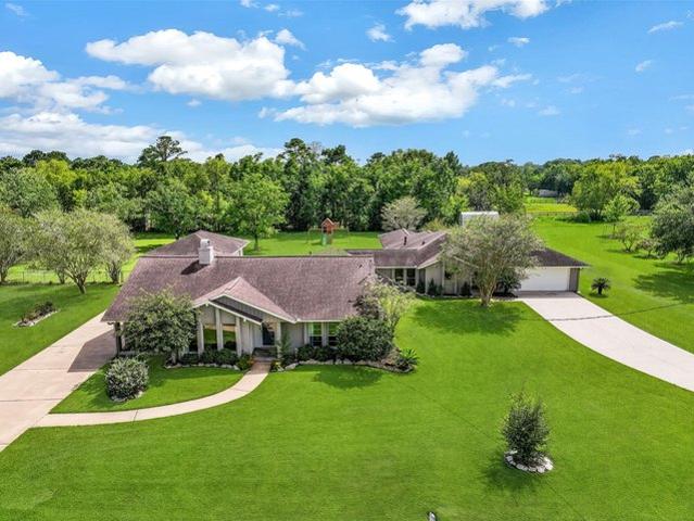 304 Chester Dr, Friendswood, TX 77546
