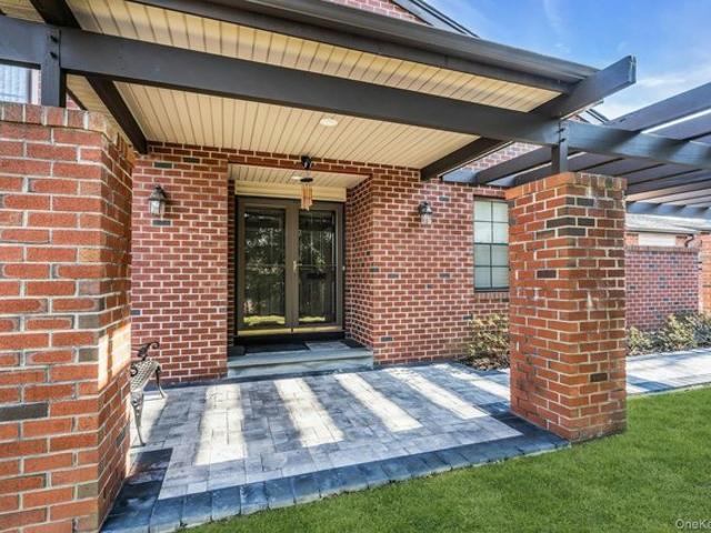 304 Aerie Ct, Manhasset, NY 11030
