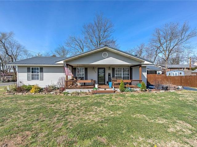 304 Akron St NE, Gravette, AR 72736