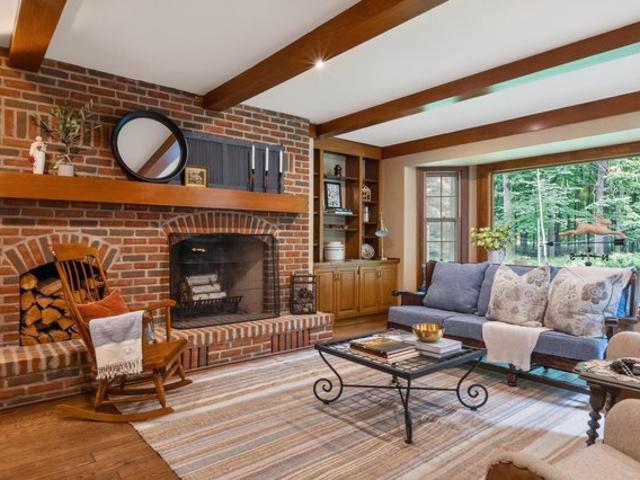 304 Fieldstone Rd, Delafield, WI 53018