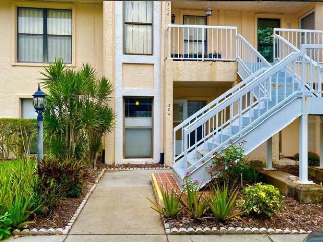 304 Knottwood Ct, Sun City Center, FL 33573