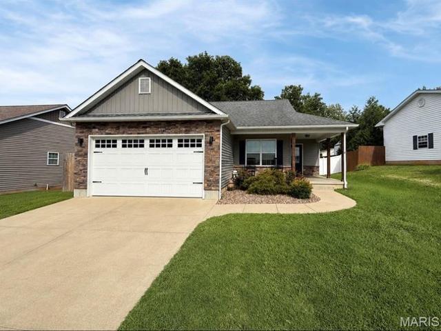 304 Kinley Dr, Farmington, MO 63640