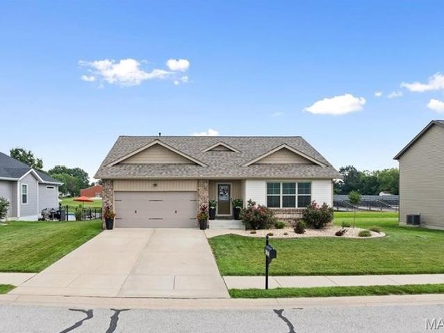 304 Olyvia Dr, Saint Jacob, IL 62281