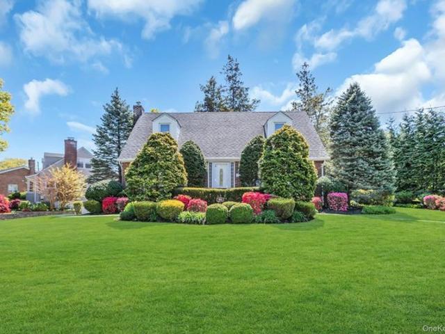 304 Old Courthouse Rd, New Hyde Park, NY 11040