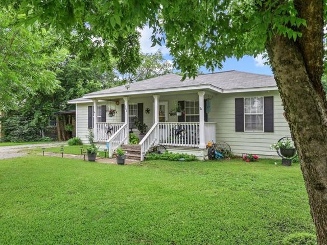 304 Lee St, Wolfe City, TX 75496