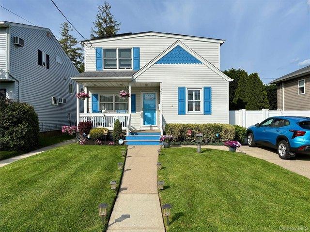304 Lido Pkwy, Lindenhurst, NY 11757