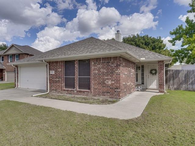 304 Mary Kay Ct, Burleson, TX 76028