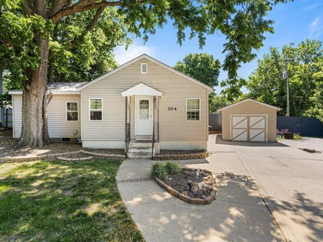 304 S Third St, Fisher, IL 61843