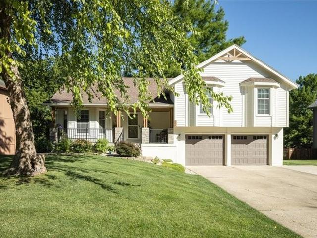 304 SE Brownfield Dr, Lee's Summit, MO 64063