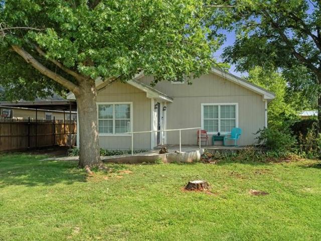 304 W Aldine St, Iowa Park, TX 76367