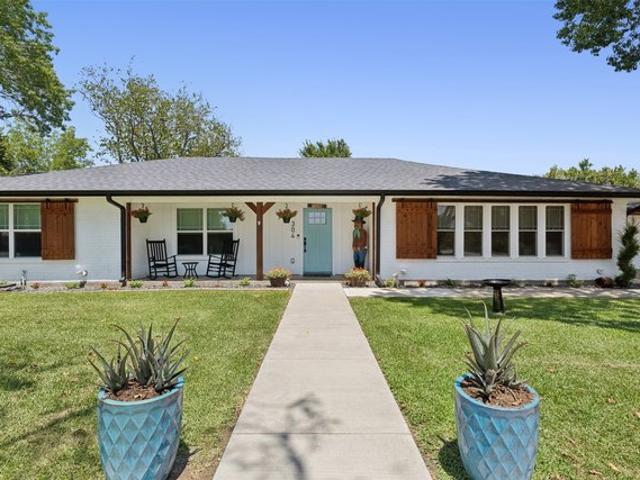 304 W Links Dr, Godley, TX 76044