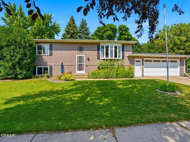 304 Windward Hills Ave, Grand Forks, ND 58201
