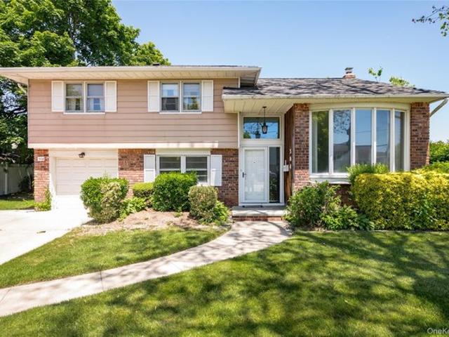 304 Violet St, Massapequa Park, NY 11762