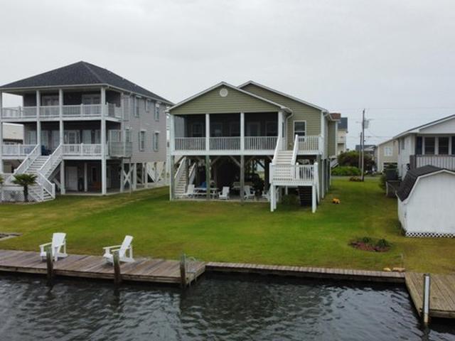 3055 3rd St, Surf City, NC 28445