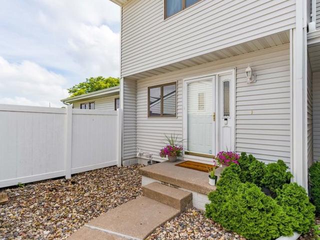 3056 Willowwood Dr, Bettendorf, IA 52722
