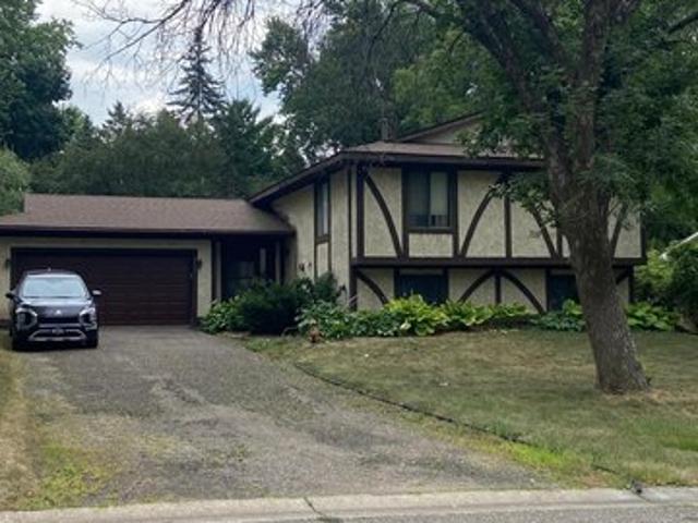 3052 Camelot Cir, Woodbury, MN 55125