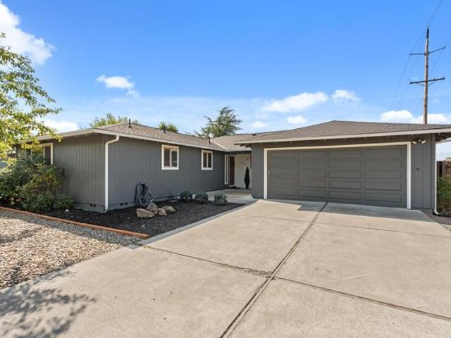 3052 Crystal Mountain Ave, Medford, OR 97504