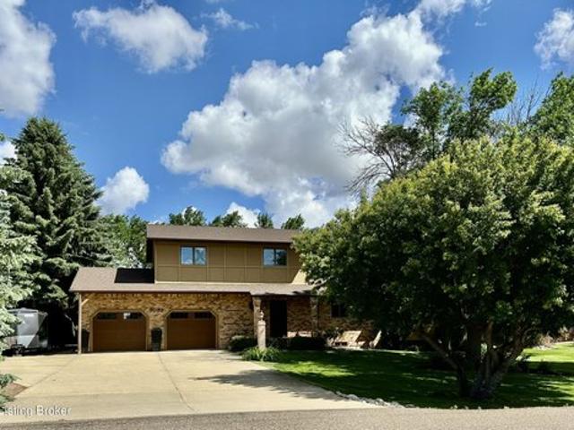 3052 Lakeview Dr, Dickinson, ND 58601
