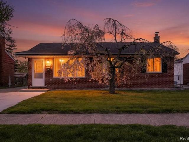 30534 Spybrook St, Roseville, MI 48066