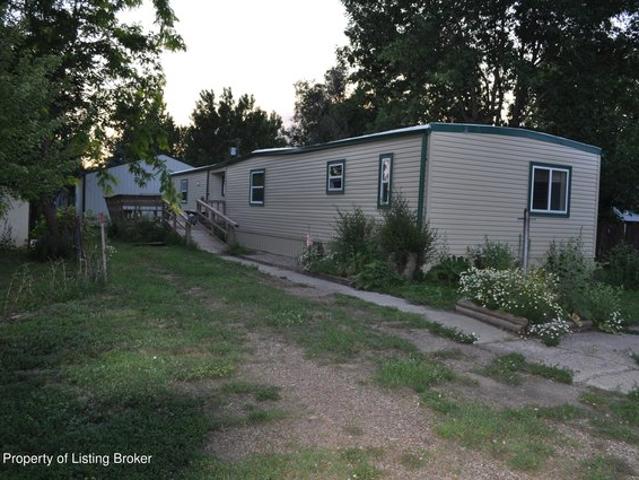 305 3rd Ave E, Lemmon, SD 57638