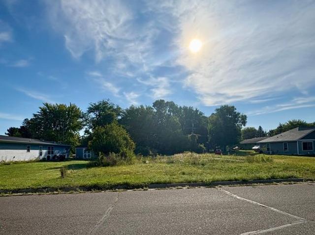 305 12th St SW, Little Falls, MN 56345