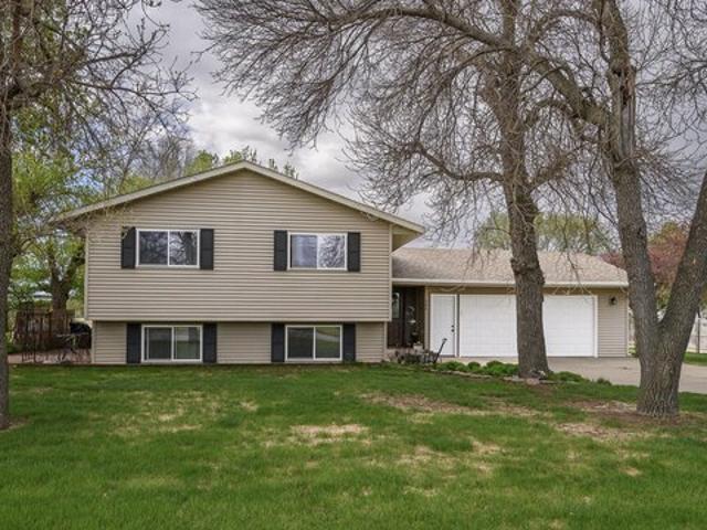 305 1st St SW, Beulah, ND 58523