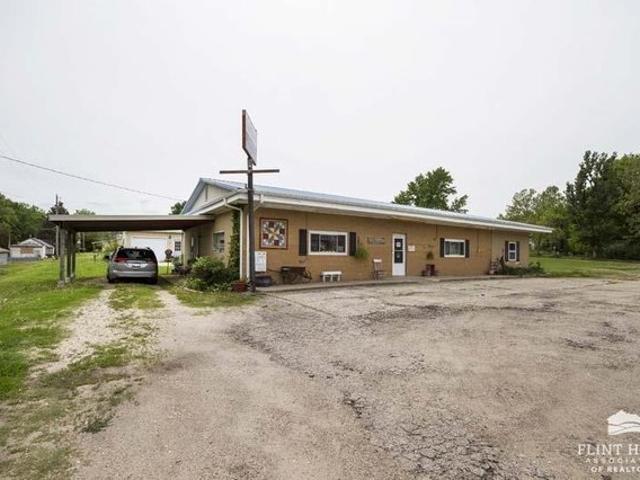 305 6th St, Wakefield, KS 67487
