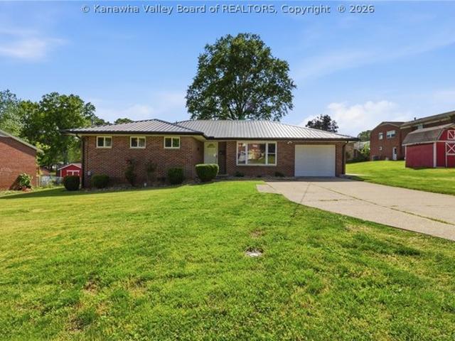 305 Caroline Dr, Hurricane, WV 25526