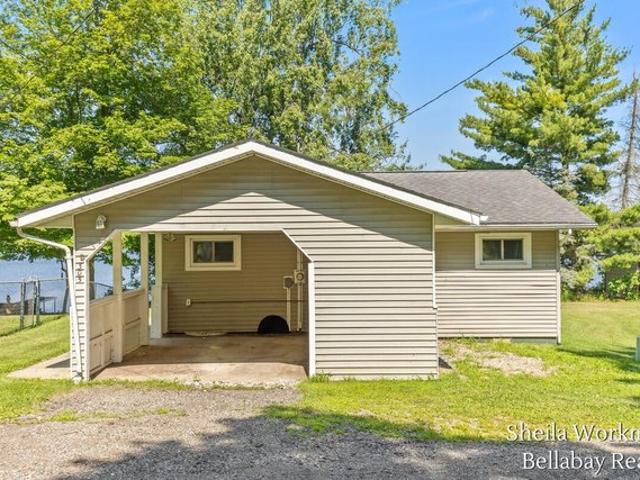 305 Clear Lake Dr, Dowling, MI 49050