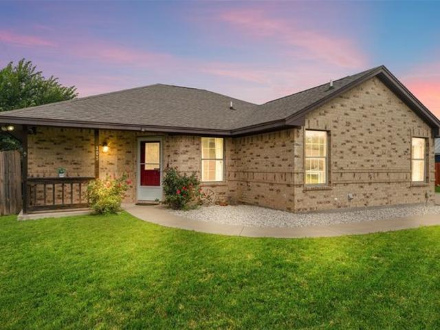 305 Ashwood St, Azle, TX 76020