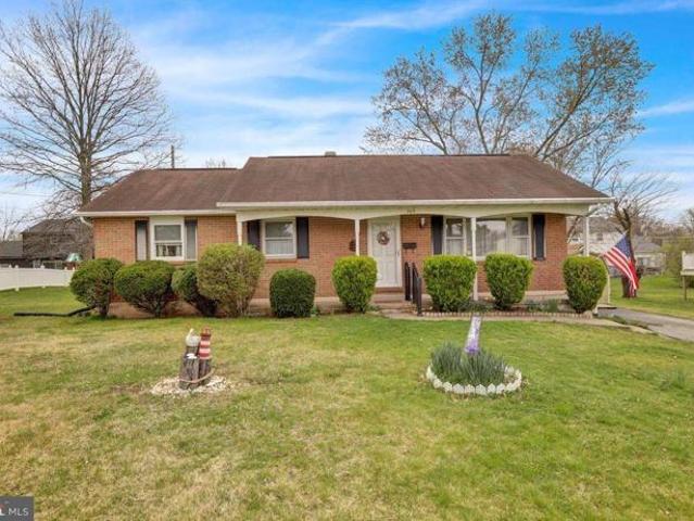 305 Briarwood Dr, Douglassville, PA 19518