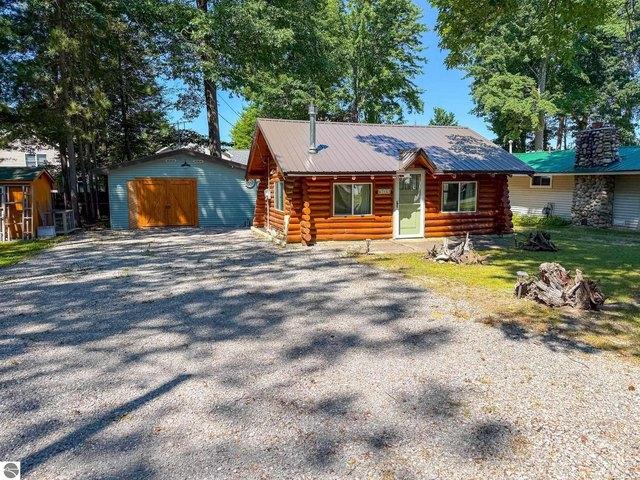 305 Devonshire Dr, Houghton Lake, MI 48651
