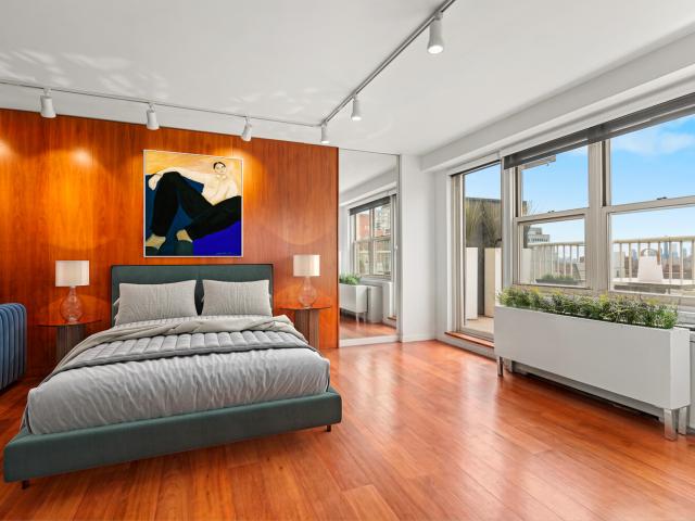 305 E 24TH Street 20M