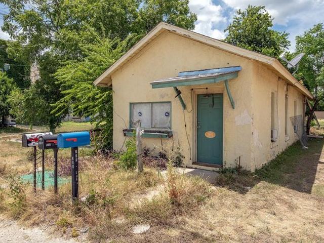 305 E Main St, Florence, TX 76527