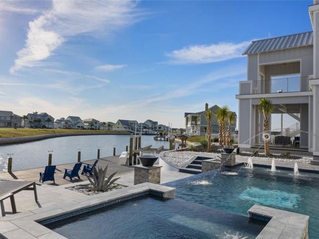 305 Estes Dr, Rockport, TX 78382