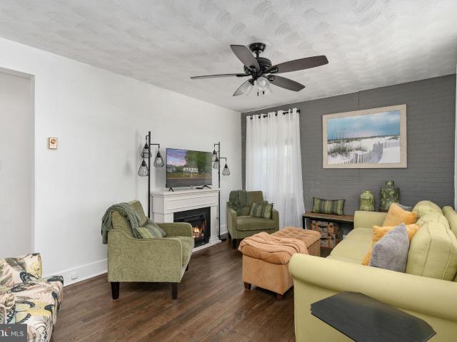 305 Locust Ave, Colonial Beach, VA 22443 | MLS #VAWE2011