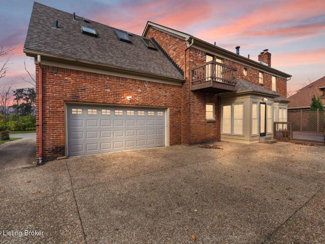 305 Lake Forest Pkwy