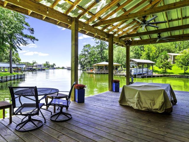 305 Lakeshore Dr
