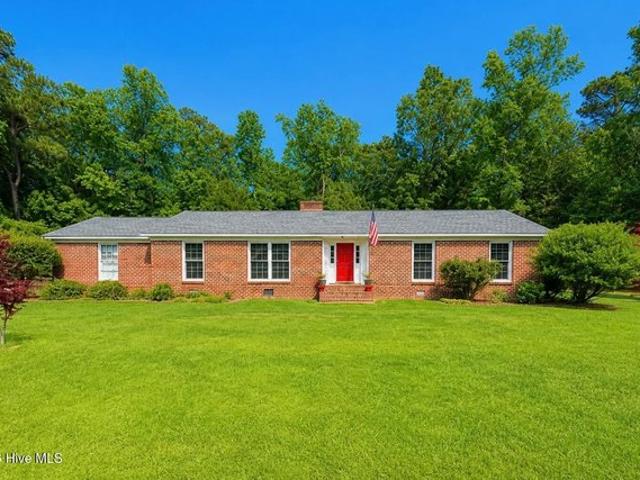 305 Lakeview Ave, Lake Waccamaw, NC 28450