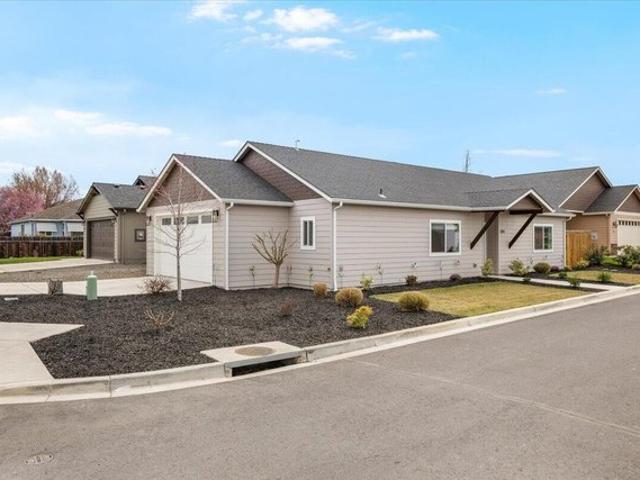 305 Moody Ln, Medford, OR 97501
