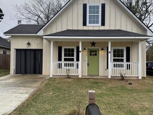 305 Maple Ave, Gladewater, TX 75647