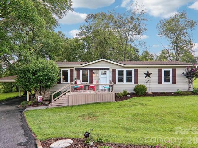 305 Meadowbrook Ct, Hendersonville, NC 28792