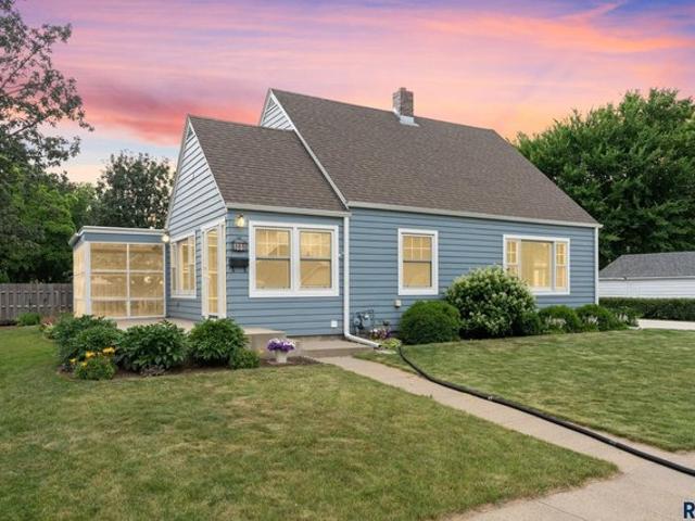 305 N 6th St, Beresford, SD 57004