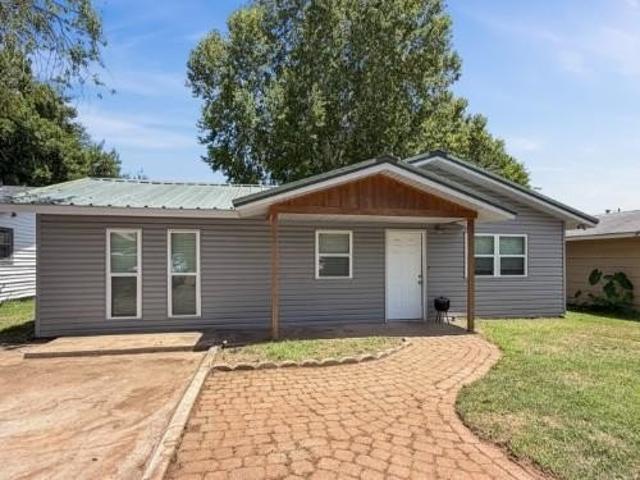 305 N 6th St, Noble, OK 73068