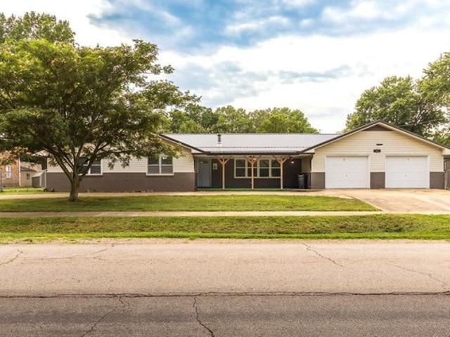 305 N Main St, Green Ridge, MO 65332