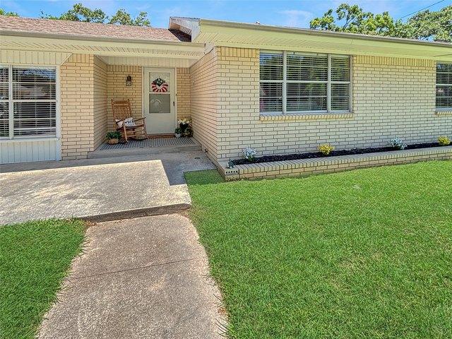 305 S Weatherford St, Chico, TX 76431