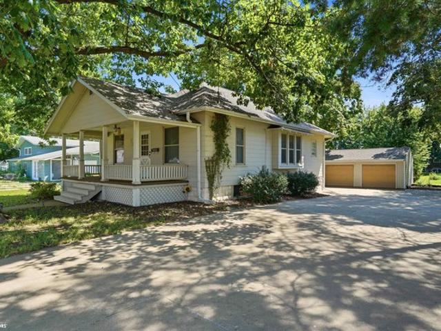 305 S Cottonwood St, New London, IA 52645