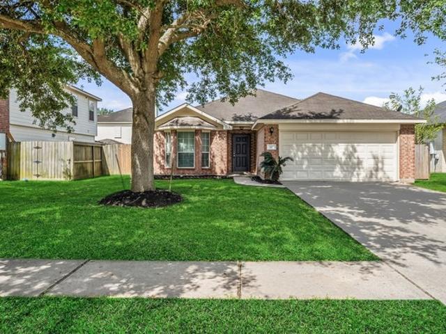 305 S Golden Oak Dr, Texas City, TX 77591
